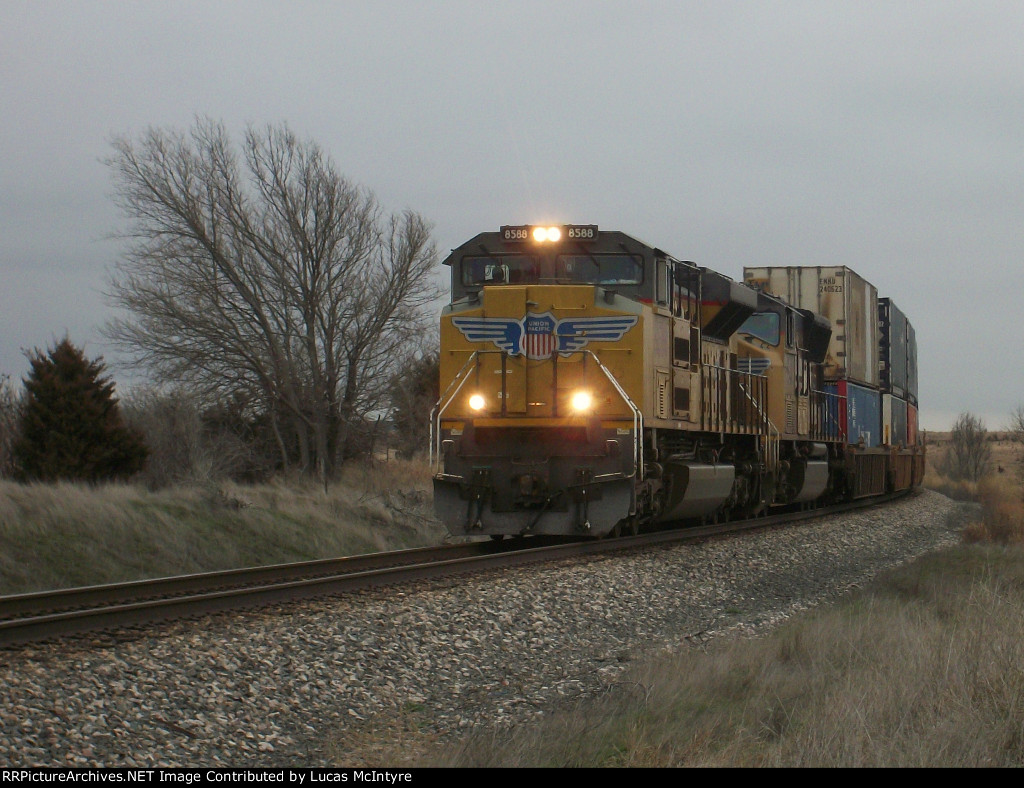 UP 8588 westbound UP intermodal train